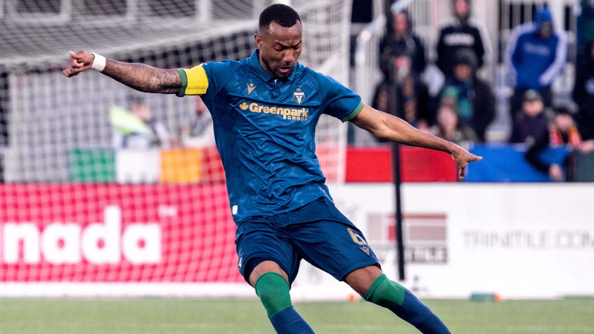 York United re-sign defender Roger Thompson